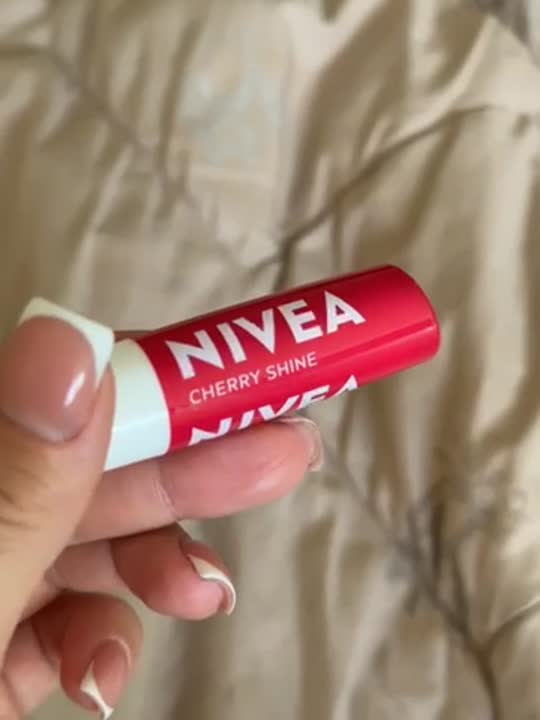 NIVEA Бальзам для губ увлажняющий Вишневое сияние с маслами авокадо и ...